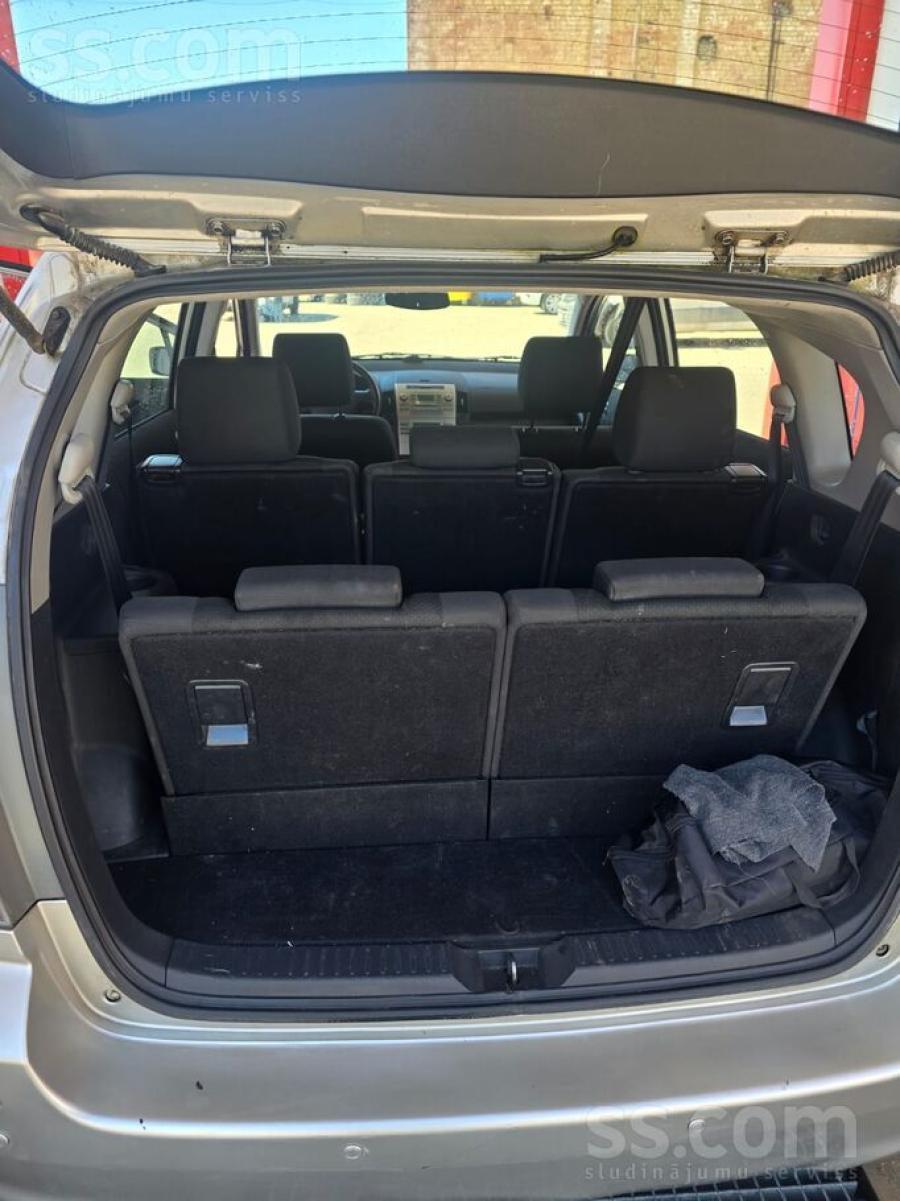 Toyota Corolla Verso 2007 Rīga, ar dzinēja tilpumu 2.20 L un nobraukumu 186 tūkst. km par 1900 €, foto 7 vietnē AUTOMOTO.COM.LV