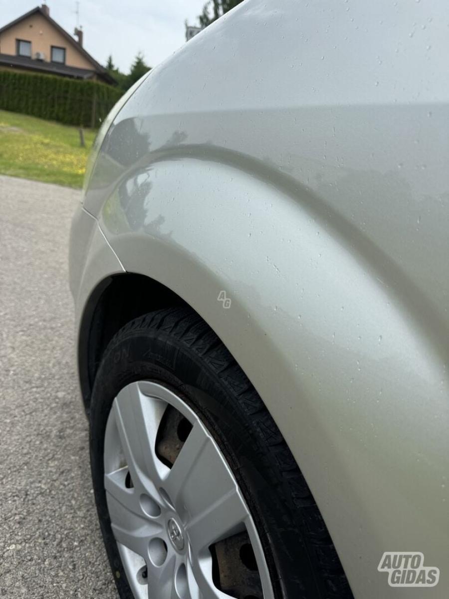 Toyota Corolla Verso 2007 Viļņa, ar dzinēja tilpumu 2.20 L un nobraukumu 239 tūkst. km par 1999 €, foto 8 vietnē AUTOMOTO.COM.LV