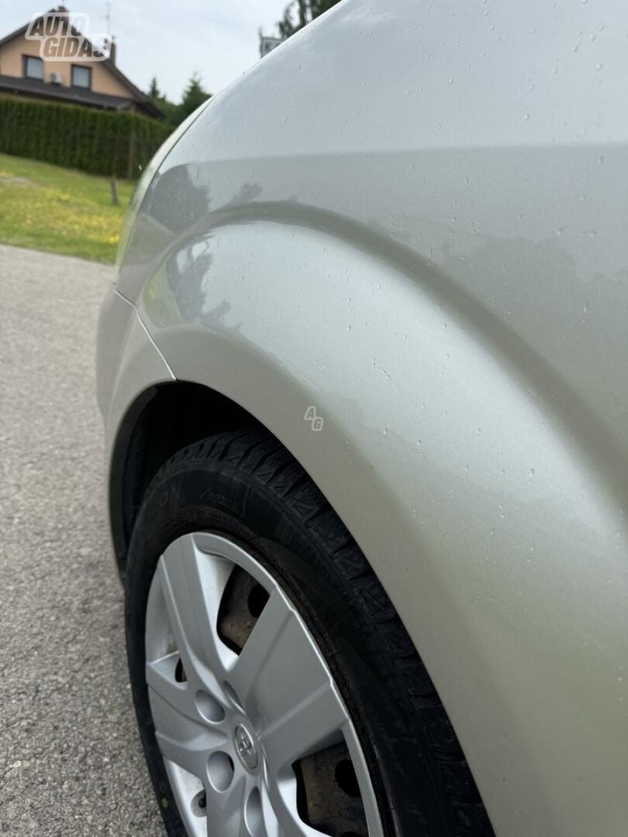 Toyota Corolla Verso 2007 Viļņa, ar dzinēja tilpumu 2.20 L un nobraukumu 236 tūkst. km par 1999 €, foto 8 vietnē AUTOMOTO.COM.LV