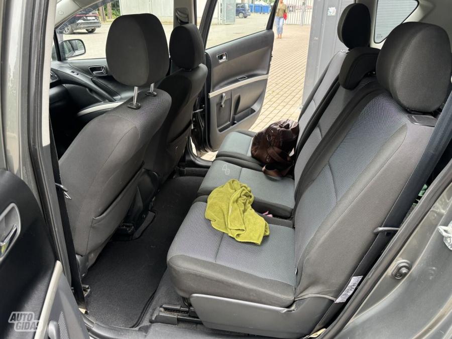 Toyota Corolla Verso 2007 Alīta, ar dzinēja tilpumu 2.20 L un nobraukumu 422 tūkst. km par 2899 €, foto 24 vietnē AUTOMOTO.COM.LV