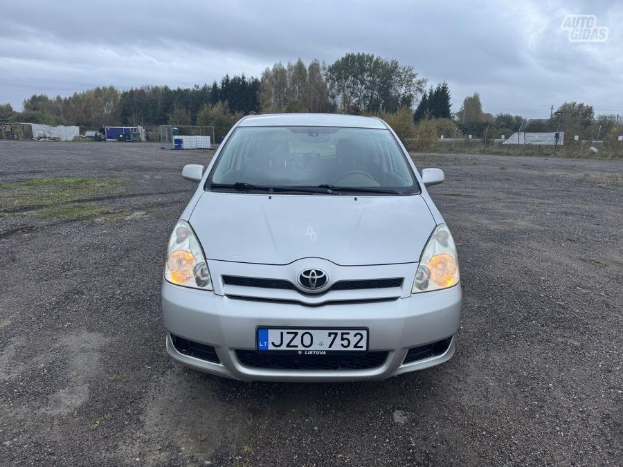 Toyota Corolla Verso 2008 in Vilnius, with an engine capacity of 2.20 L and mileage of 309 thousand km for 1750 €, photo 1 on AUTOMOTO.COM.LV