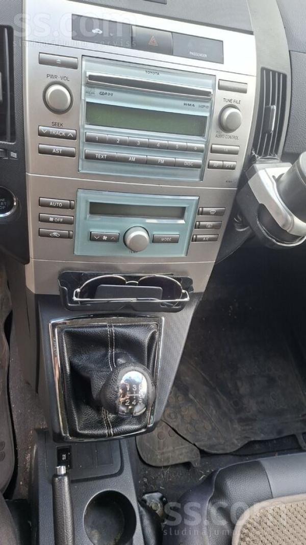 Sarkans Toyota Corolla Verso 2005 Rīga, ar dzinēja tilpumu 2.00 L un nobraukumu 271 tūkst. km par 1700 €, foto 10 vietnē AUTOMOTO.COM.LV