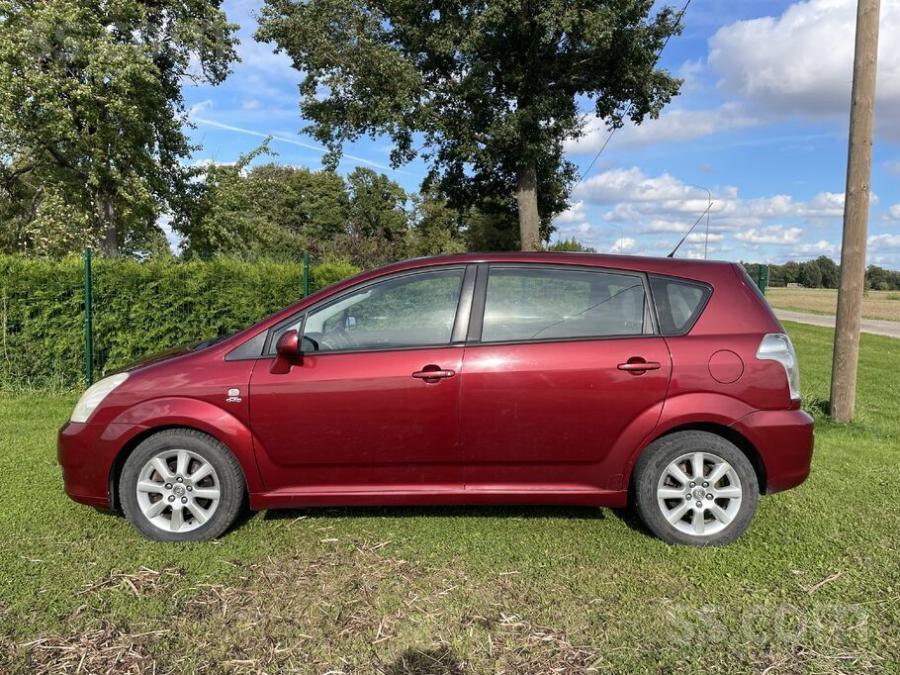 Red Toyota Corolla Verso 2005 in Jelgava, with an engine capacity of 2.00 L and mileage of 350 thousand km for 1800 €, photo 3 on AUTOMOTO.COM.LV