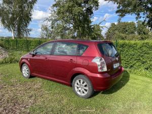 Red Toyota Corolla Verso 2005 in Jelgava, with an engine capacity of 2.00 L and mileage of 350 thousand km for 1800 €, photo 4 on AUTOMOTO.COM.LV