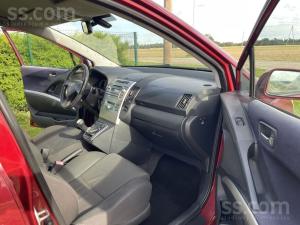 Red Toyota Corolla Verso 2005 in Jelgava, with an engine capacity of 2.00 L and mileage of 350 thousand km for 1800 €, photo 8 on AUTOMOTO.COM.LV