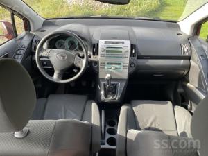 Red Toyota Corolla Verso 2005 in Jelgava, with an engine capacity of 2.00 L and mileage of 350 thousand km for 1800 €, photo 9 on AUTOMOTO.COM.LV