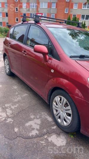 Sarkans Toyota Corolla Verso 2005 Dobele, ar dzinēja tilpumu 2.20 L un nobraukumu 340 tūkst. km par 1250 €, foto  vietnē AUTOMOTO.COM.LV