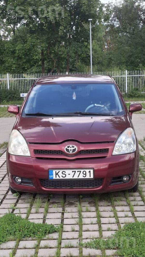 Красный Тойота Королла Версо 2005 в Рига, объемом двигателя 2.00 л и пробегом 270 тыс. км за 1000 €, фото 1 на AUTOMOTO.COM.LV