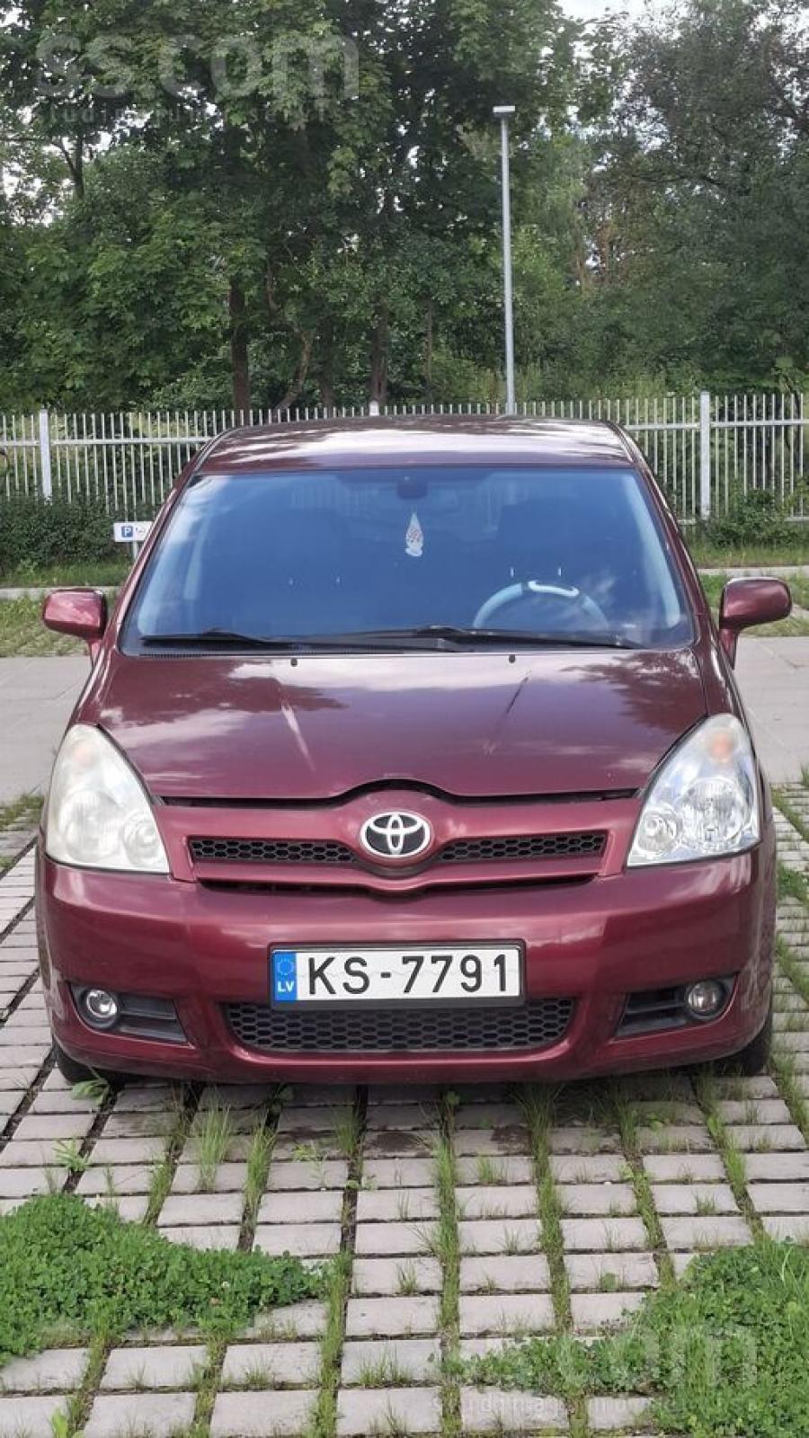 Красный Тойота Королла Версо 2005 в Рига, объемом двигателя 2.00 л и пробегом 270 тыс. км за 1000 €, фото 1 на AUTOMOTO.COM.LV