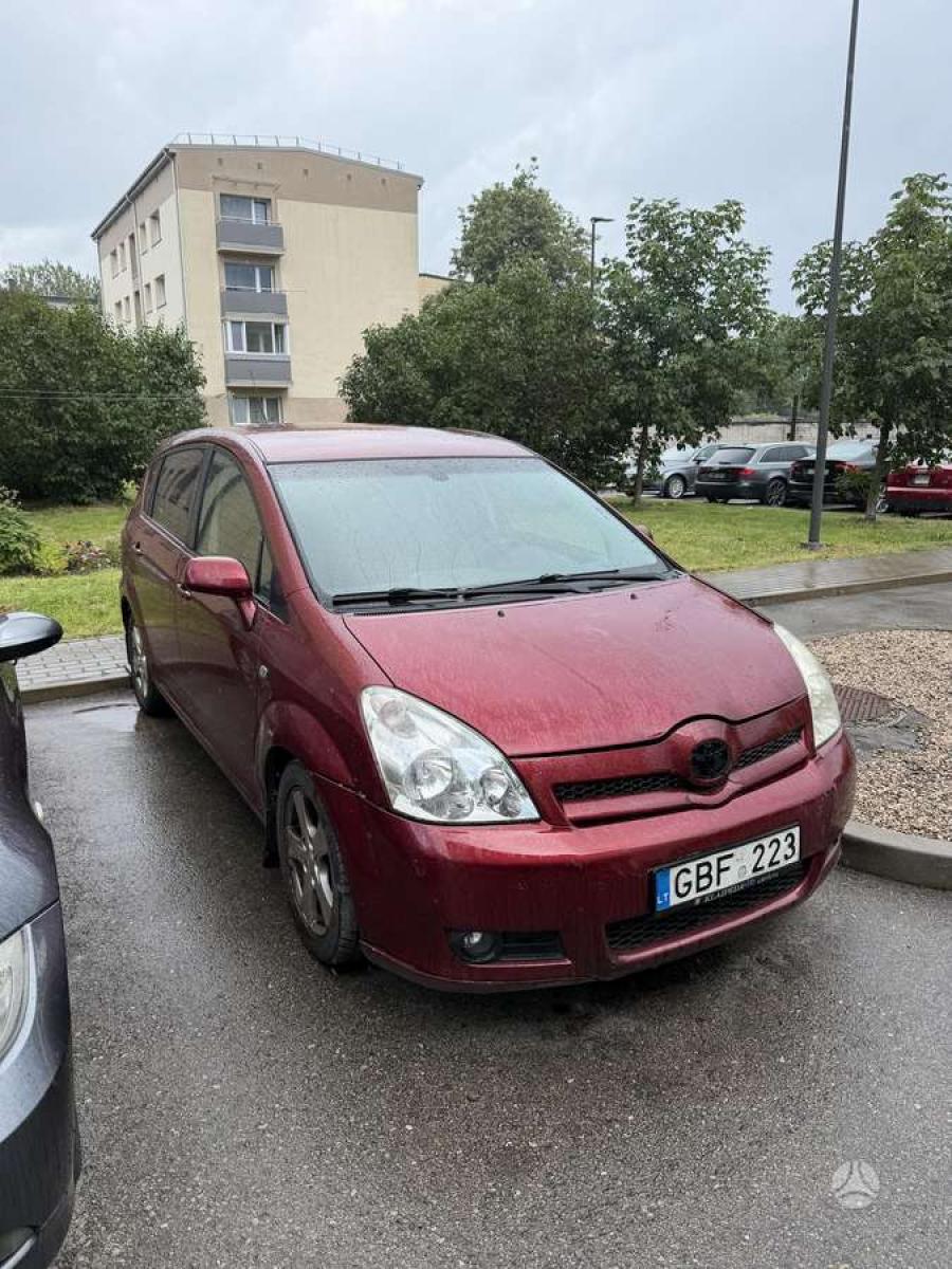 Red Toyota Corolla Verso 2006 in Kaunas, with an engine capacity of 2.00 L and mileage of 265 thousand km for 1399 €, photo 1 on AUTOMOTO.COM.LV
