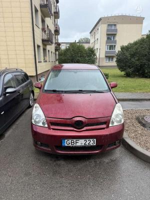 Red Toyota Corolla Verso 2006 in Kaunas, with an engine capacity of 2.00 L and mileage of 265 thousand km for 1399 €, photo 3 on AUTOMOTO.COM.LV