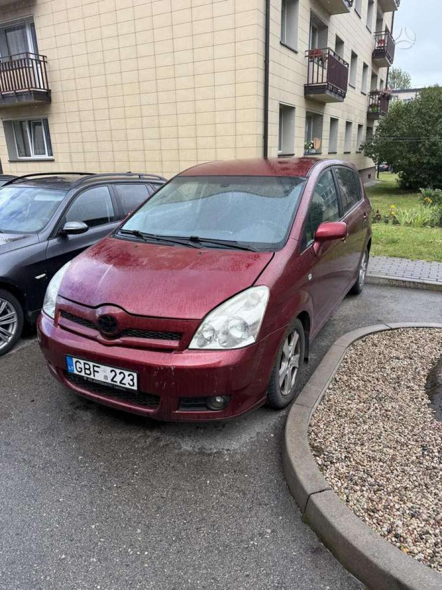 Red Toyota Corolla Verso 2006 in Kaunas, with an engine capacity of 2.00 L and mileage of 265 thousand km for 1399 €, photo 4 on AUTOMOTO.COM.LV