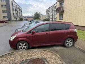 Red Toyota Corolla Verso 2006 in Kaunas, with an engine capacity of 2.00 L and mileage of 265 thousand km for 1399 €, photo 5 on AUTOMOTO.COM.LV