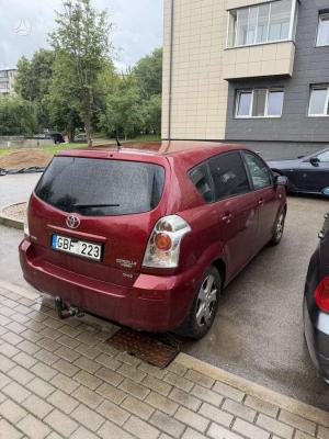 Red Toyota Corolla Verso 2006 in Kaunas, with an engine capacity of 2.00 L and mileage of 265 thousand km for 1399 €, photo 6 on AUTOMOTO.COM.LV