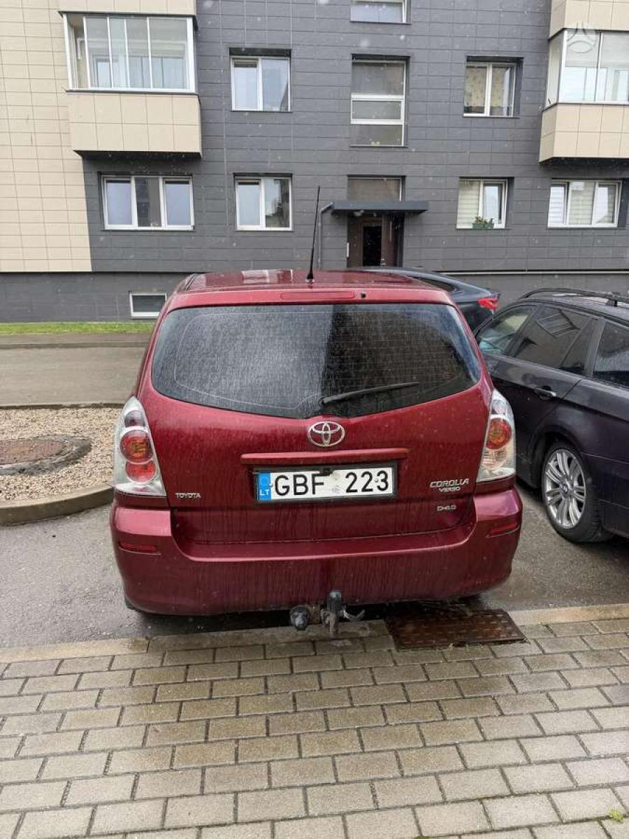 Red Toyota Corolla Verso 2006 in Kaunas, with an engine capacity of 2.00 L and mileage of 265 thousand km for 1399 €, photo 7 on AUTOMOTO.COM.LV