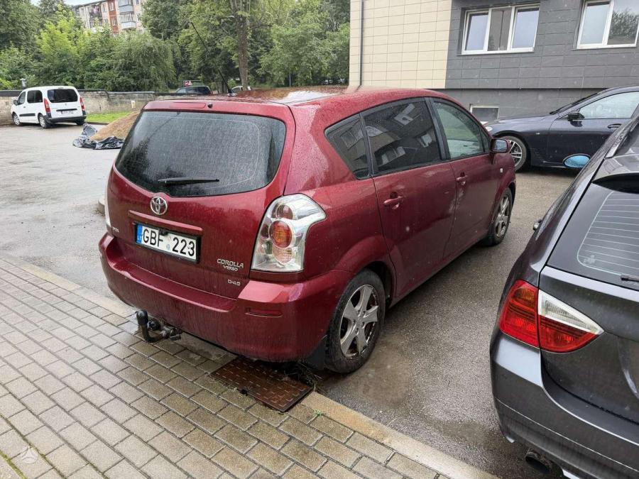 Red Toyota Corolla Verso 2006 in Kaunas, with an engine capacity of 2.00 L and mileage of 265 thousand km for 1399 €, photo 8 on AUTOMOTO.COM.LV