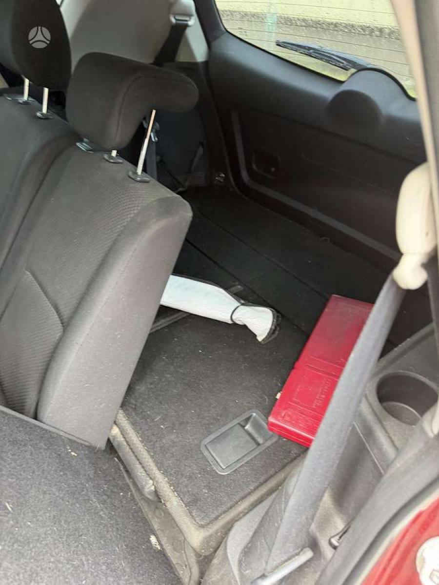 Red Toyota Corolla Verso 2006 in Kaunas, with an engine capacity of 2.00 L and mileage of 265 thousand km for 1399 €, photo 11 on AUTOMOTO.COM.LV