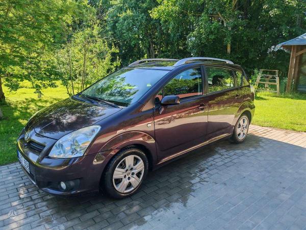 Sarkans Toyota Corolla Verso 2008 Šauļi, ar dzinēja tilpumu 2.23 L un nobraukumu 269 tūkst. km par 2000 €, foto 1 vietnē AUTOMOTO.COM.LV