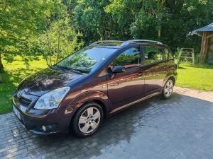 Sarkans Toyota Corolla Verso 2008 Šauļi, ar dzinēja tilpumu 2.23 L un nobraukumu 269 tūkst. km par 2000 €, foto  vietnē AUTOMOTO.COM.LV