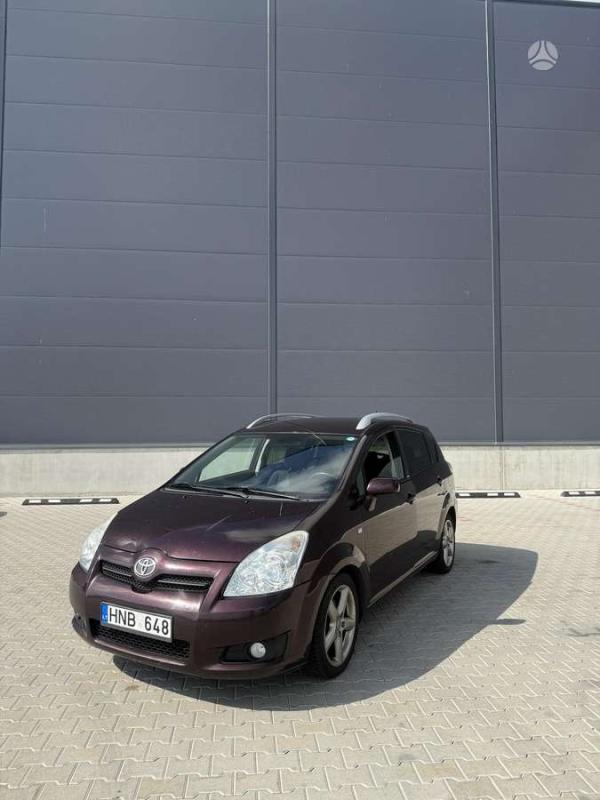 Sarkans Toyota Corolla Verso 2008 Šauļi, ar dzinēja tilpumu 2.23 L un nobraukumu 300 tūkst. km par 2250 €, foto 2 vietnē AUTOMOTO.COM.LV