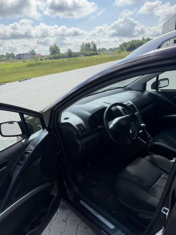 Sarkans Toyota Corolla Verso 2008 Šauļi, ar dzinēja tilpumu 2.23 L un nobraukumu 300 tūkst. km par 2250 €, foto 6 vietnē AUTOMOTO.COM.LV