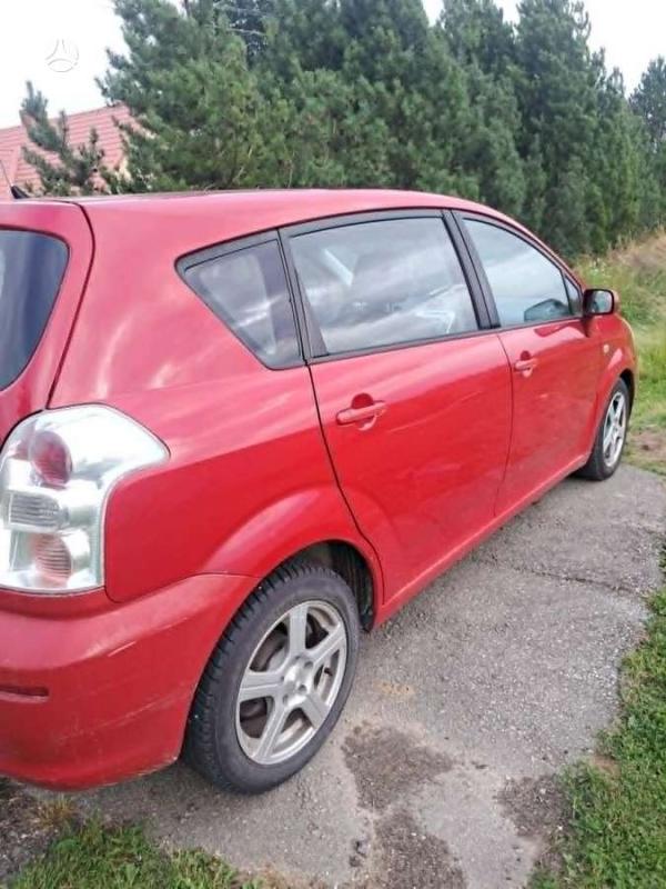 Sarkans Toyota Corolla Verso 2008 Panevēža, ar dzinēja tilpumu 2.23 L un nobraukumu 313 tūkst. km par 2250 €, foto 4 vietnē AUTOMOTO.COM.LV
