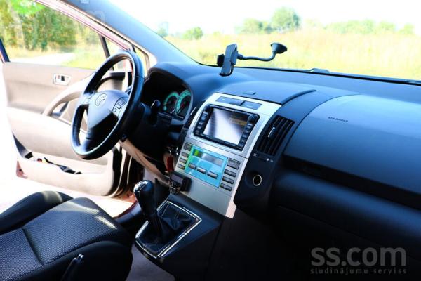 Sarkans Toyota Corolla Verso 2008 Rīga, ar dzinēja tilpumu 2.20 L un nobraukumu 350 tūkst. km par 2000 €, foto 9 vietnē AUTOMOTO.COM.LV