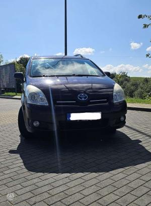 Sarkans Toyota Corolla Verso 2009 Anykščiai, ar dzinēja tilpumu 2.23 L un nobraukumu 265 tūkst. km par 3000 €, foto  vietnē AUTOMOTO.COM.LV