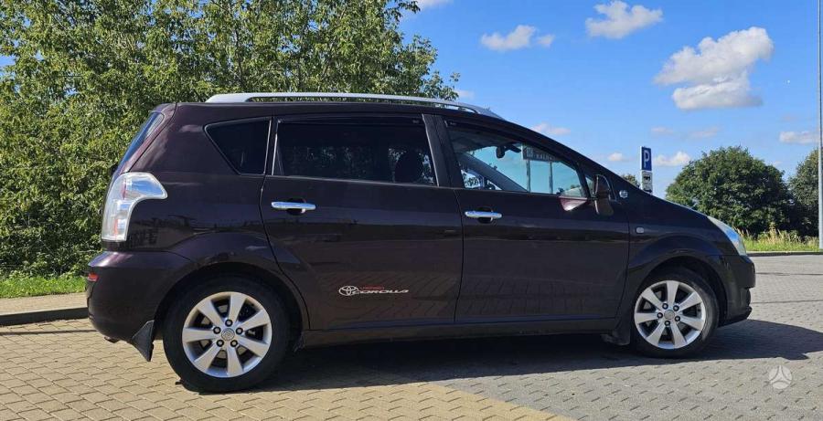 Sarkans Toyota Corolla Verso 2009 Anykščiai, ar dzinēja tilpumu 2.23 L un nobraukumu 265 tūkst. km par 3000 €, foto 4 vietnē AUTOMOTO.COM.LV
