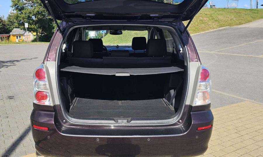 Sarkans Toyota Corolla Verso 2009 Anykščiai, ar dzinēja tilpumu 2.23 L un nobraukumu 265 tūkst. km par 3000 €, foto 7 vietnē AUTOMOTO.COM.LV