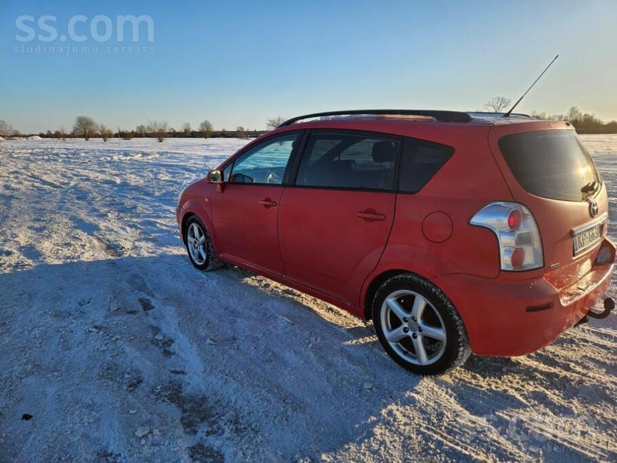 Red Toyota Corolla Verso 2009 in Riga, with an engine capacity of 2.20 L and mileage of 209 thousand km for 3000 €, photo 3 on AUTOMOTO.COM.LV