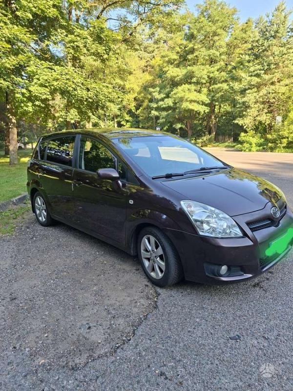 Sarkans Toyota Corolla Verso 2009 Viļņa, ar dzinēja tilpumu 2.23 L un nobraukumu 318 tūkst. km par 3700 €, foto 2 vietnē AUTOMOTO.COM.LV