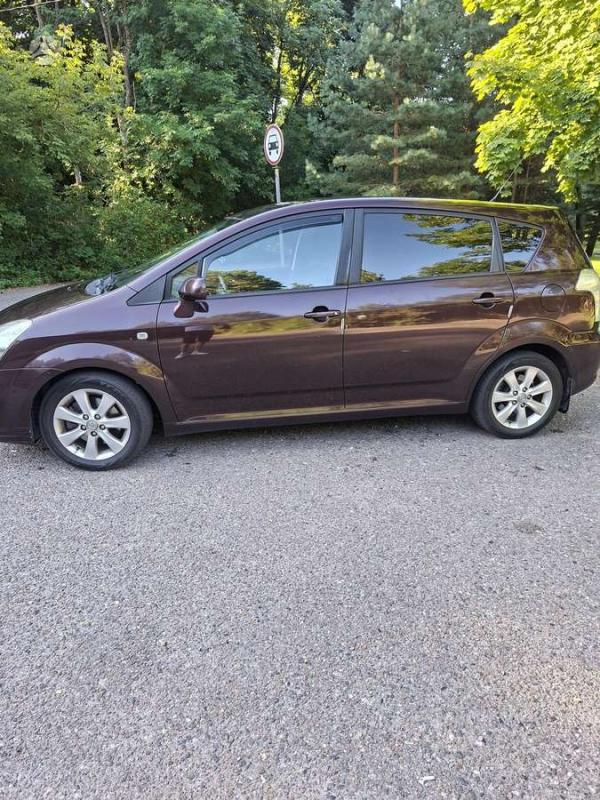 Sarkans Toyota Corolla Verso 2009 Viļņa, ar dzinēja tilpumu 2.23 L un nobraukumu 318 tūkst. km par 3700 €, foto 5 vietnē AUTOMOTO.COM.LV