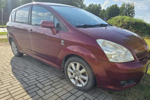 Sarkans Toyota Corolla Verso 2005 Tauragė, ar dzinēja tilpumu 2.00 L un nobraukumu 298 tūkst. km par 1500 €, foto 2 vietnē AUTOMOTO.COM.LV