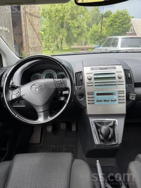Sarkans Toyota Corolla Verso 2007 Preiļi, ar dzinēja tilpumu 2.20 L un nobraukumu 297 tūkst. km par 2000 €, foto 8 vietnē AUTOMOTO.COM.LV