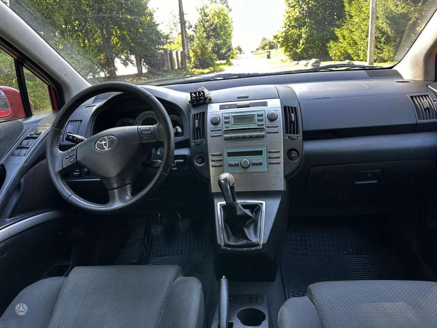 Sarkans Toyota Corolla Verso 2007 Viļņa, ar dzinēja tilpumu 2.00 L un nobraukumu 270 tūkst. km par 1300 €, foto 12 vietnē AUTOMOTO.COM.LV