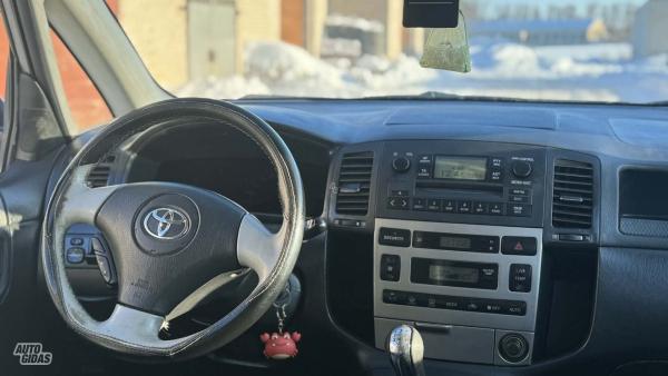 Toyota Corolla Verso 2002 Joniškis, ar dzinēja tilpumu 2.00 L un nobraukumu 298 tūkst. km par 850 €, foto 9 vietnē AUTOMOTO.COM.LV