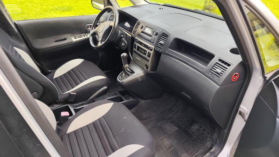 Toyota Corolla Verso 2002 in Marijampole, with an engine capacity of 2.00 L and mileage of 351 thousand km for 450 €, photo 14 on AUTOMOTO.COM.LV