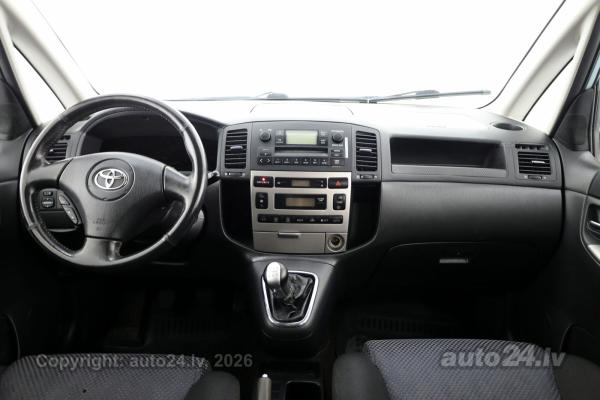Toyota Corolla Verso 2004 in Tallinn, with an engine capacity of 1.60 L and mileage of 215 thousand km for 1999 €, photo 5 on AUTOMOTO.COM.LV