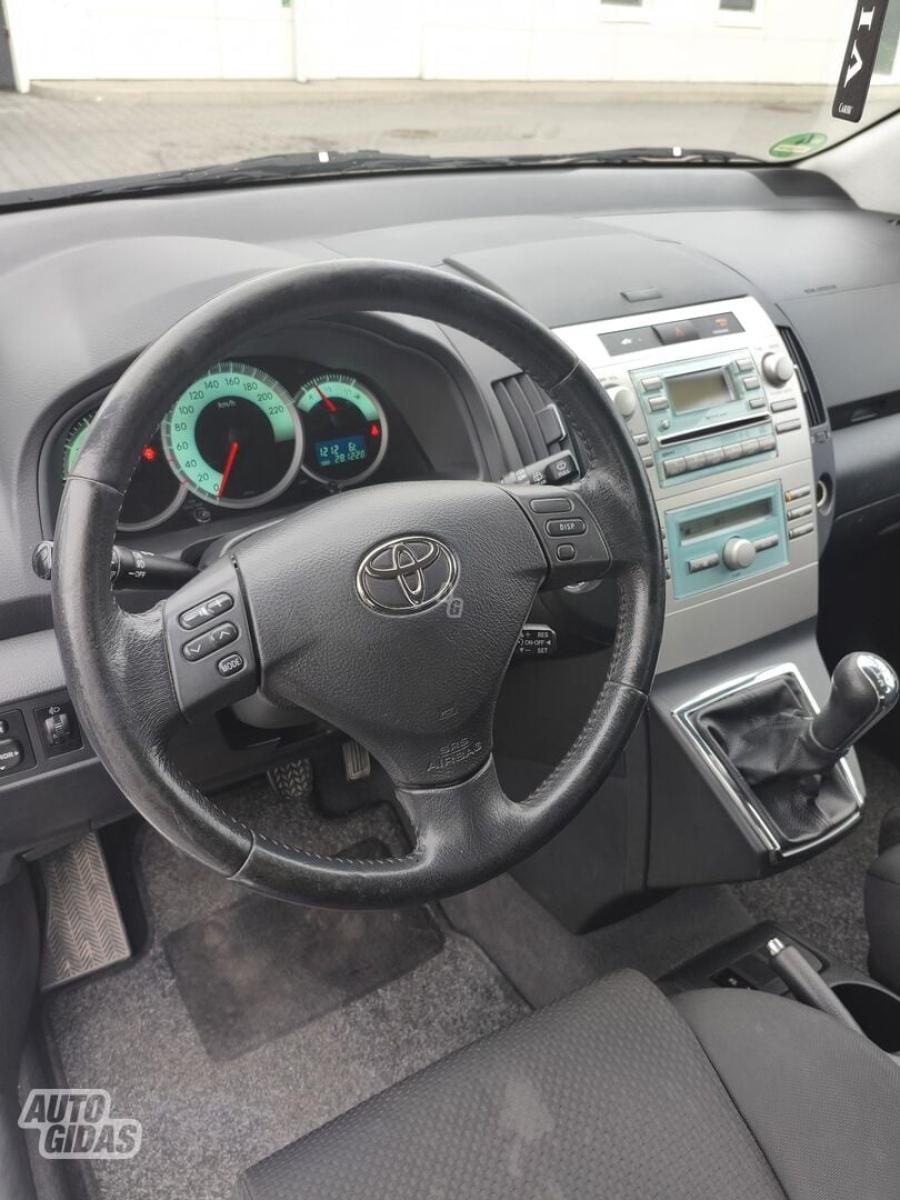 Toyota Corolla Verso 2004 Kauņa, ar dzinēja tilpumu 2.00 L un nobraukumu 281 tūkst. km par 1200 €, foto 3 vietnē AUTOMOTO.COM.LV