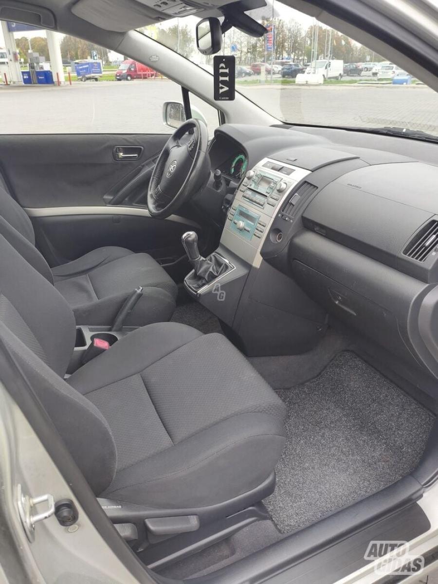 Toyota Corolla Verso 2004 Kauņa, ar dzinēja tilpumu 2.00 L un nobraukumu 281 tūkst. km par 1200 €, foto 9 vietnē AUTOMOTO.COM.LV