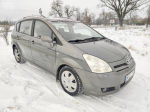 Toyota Corolla Verso 2006 in Bliudziai, with an engine capacity of 2.20 L and mileage of 238 thousand km for 2030 €, photo 4 on AUTOMOTO.COM.LV
