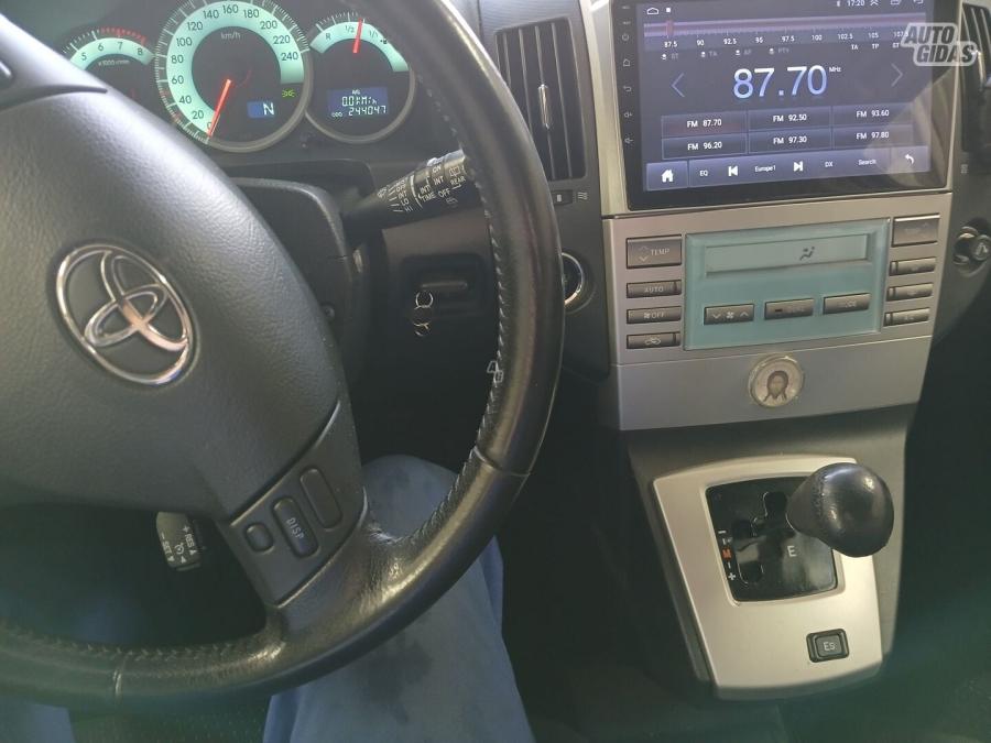 Toyota Corolla Verso 2007 in Panevezys, with an engine capacity of 1.80 L and mileage of 244 thousand km for 2999 €, photo 5 on AUTOMOTO.COM.LV