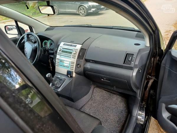 Toyota Corolla Verso 2008 in Kaunas, with an engine capacity of 2.20 L and mileage of 305 thousand km for 2550 €, photo 4 on AUTOMOTO.COM.LV