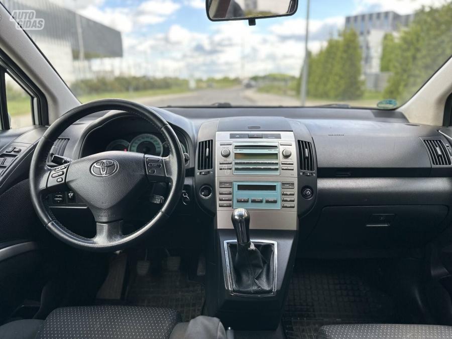 Toyota Corolla Verso 2008 in Vilnius, with an engine capacity of 2.20 L and mileage of 300 thousand km for 1700 €, photo 13 on AUTOMOTO.COM.LV