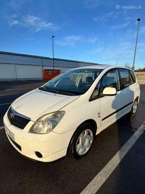 Balts Toyota Corolla Verso 2004 Tauragė, ar dzinēja tilpumu 2.00 L un nobraukumu 441 tūkst. km par 800 €, foto  vietnē AUTOMOTO.COM.LV