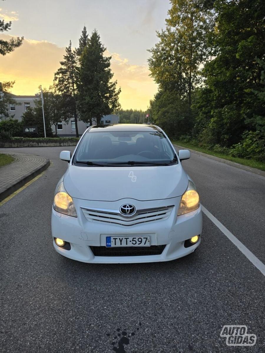 Balts Toyota Corolla Verso 2012 Viļņa, ar dzinēja tilpumu 2.00 L un nobraukumu 269 tūkst. km par 2650 €, foto 1 vietnē AUTOMOTO.COM.LV