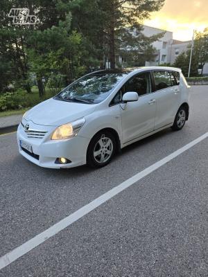 Balts Toyota Corolla Verso 2012 Viļņa, ar dzinēja tilpumu 2.00 L un nobraukumu 269 tūkst. km par 2650 €, foto 3 vietnē AUTOMOTO.COM.LV