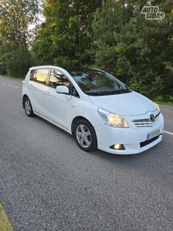 White Toyota Corolla Verso 2012 in Vilnius, with an engine capacity of 2.00 L and mileage of 269 thousand km for 2650 €, photo 4 on AUTOMOTO.COM.LV