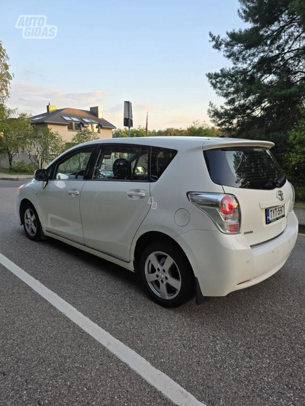White Toyota Corolla Verso 2012 in Vilnius, with an engine capacity of 2.00 L and mileage of 269 thousand km for 2650 €, photo 6 on AUTOMOTO.COM.LV